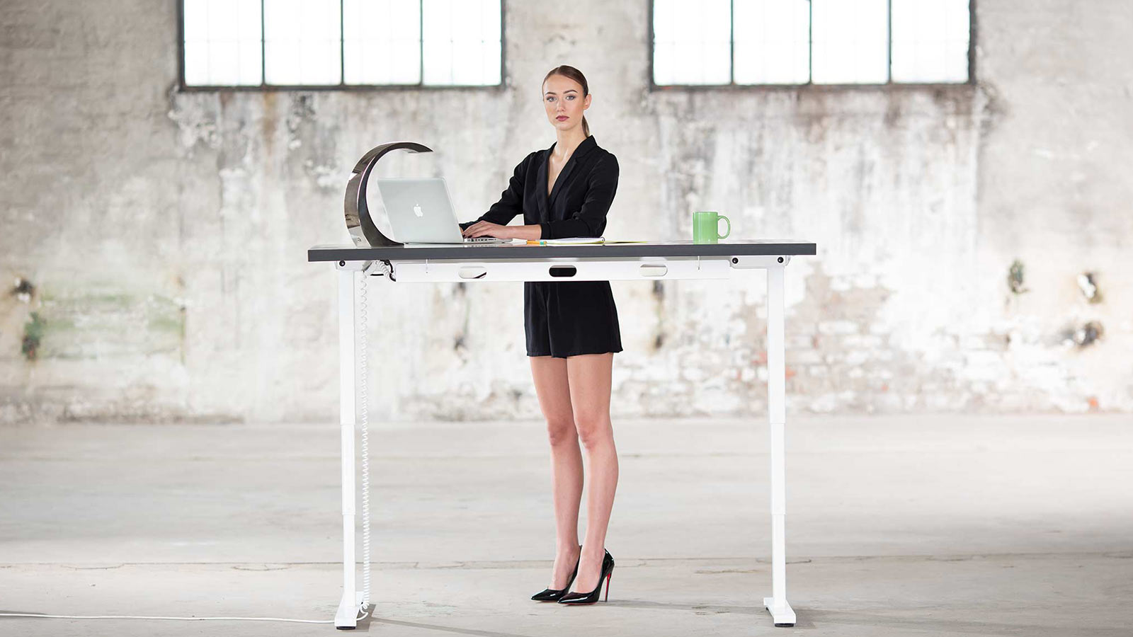 Biurko regulowane elektrycznie - ergonomia i styl. – mojewnetrza.pl